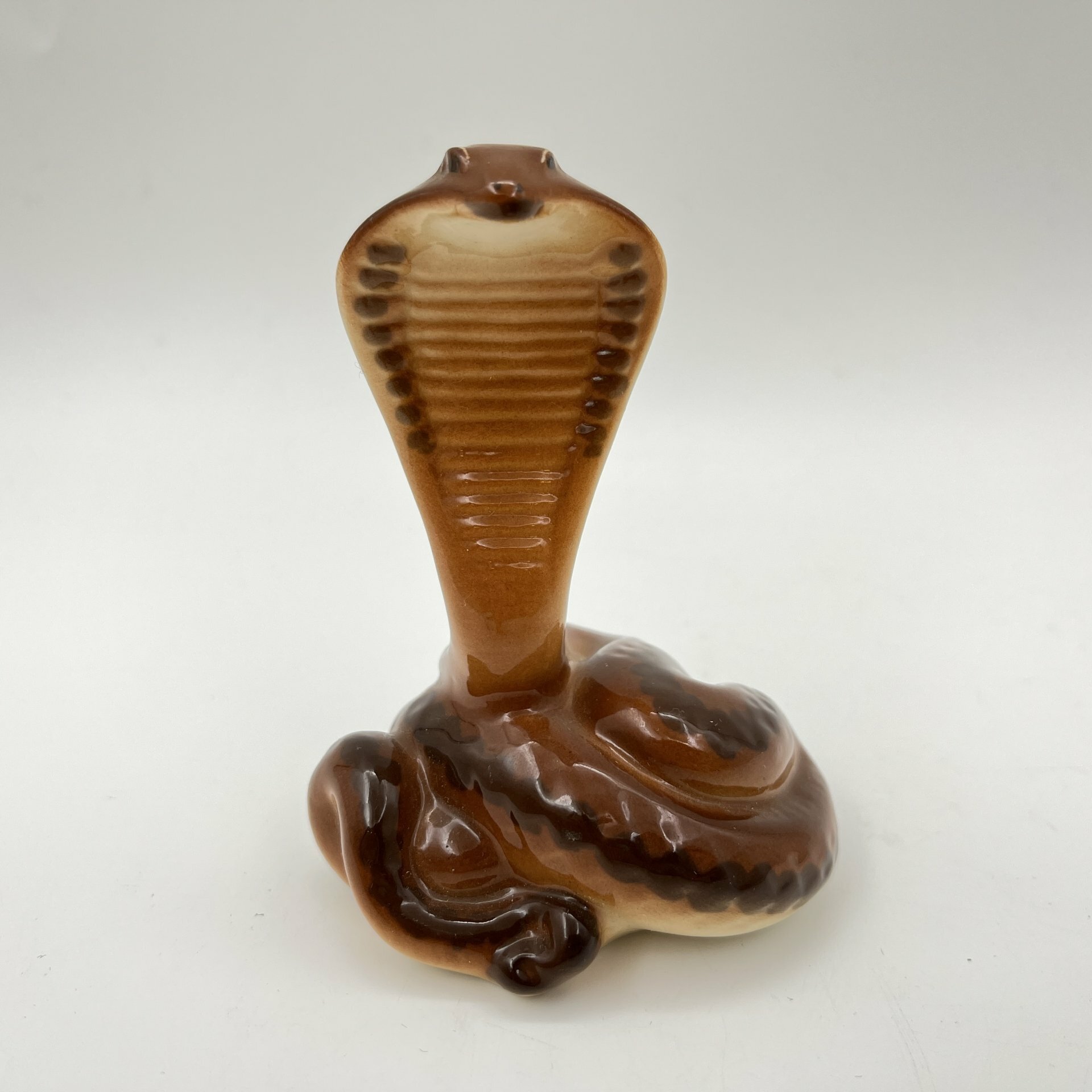 Статуэтка "Королевская кобра", автор Сорокин М. А, фарфор, аэрография