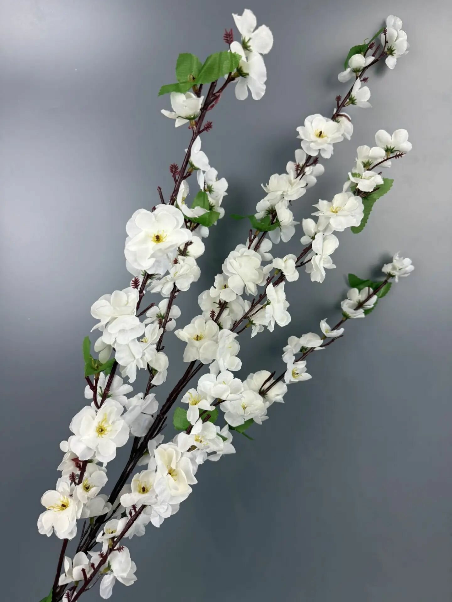 Искусственные цветы для декора фотозон веранд арок свадьбы и интерьера Сакура весенняя белая 120 см