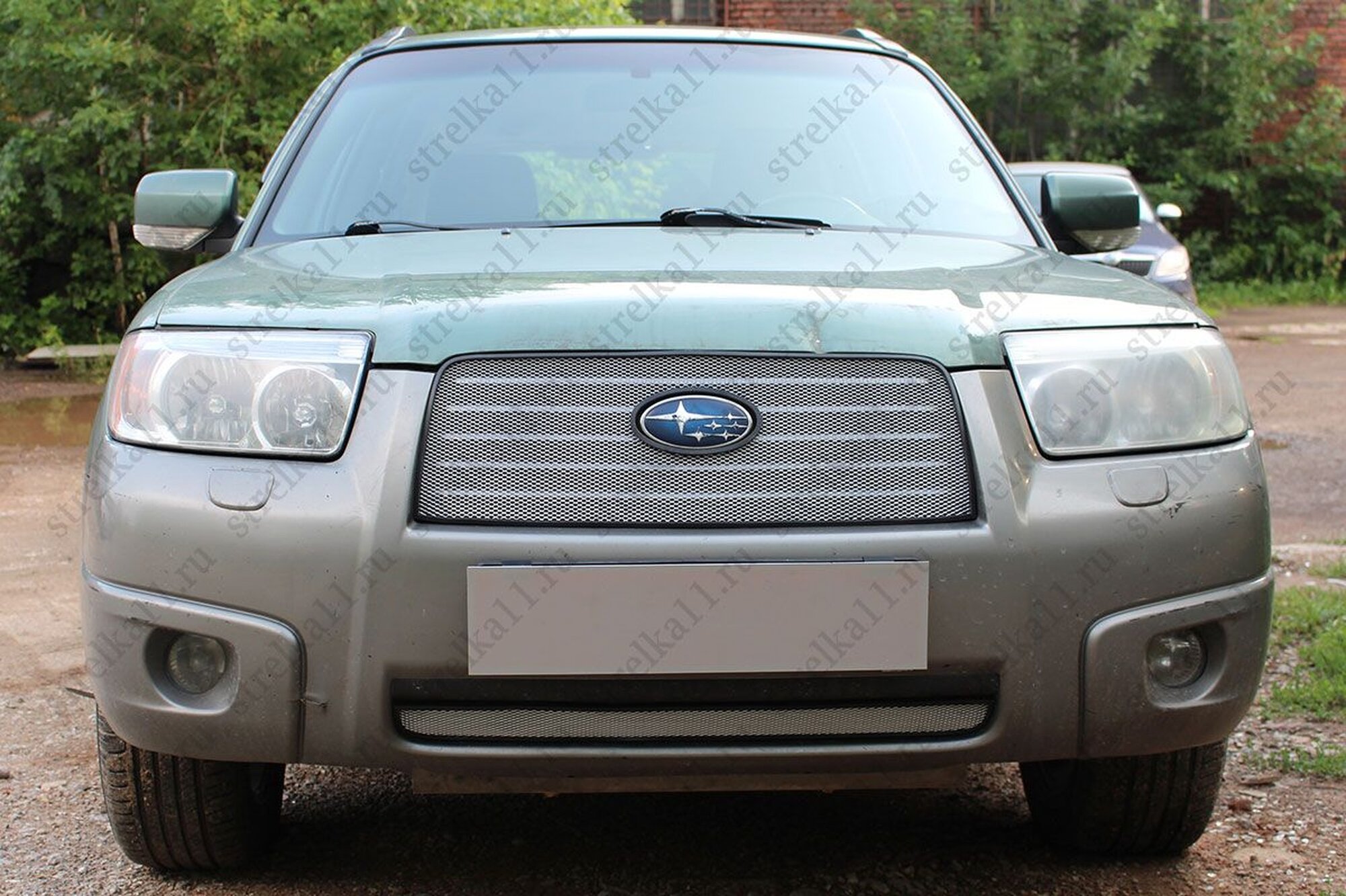 Защитная сетка радиатора с окантовкой и защелками для Subaru Forester II рестайлинг 2005-2008, 2шт, хром