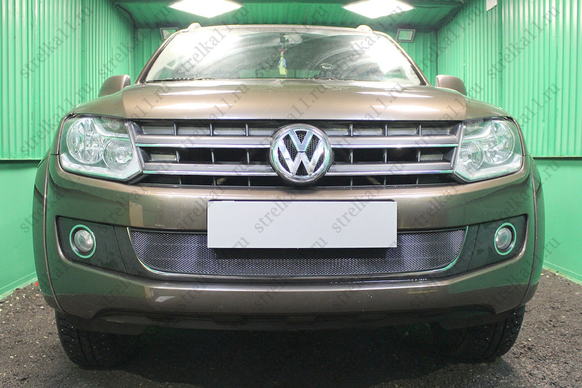 Защитная сетка радиатора с окантовкой для VOLKSWAGEN Amarok 2010-2016 (с 2-мя горизонтальными ребрами жесткости)