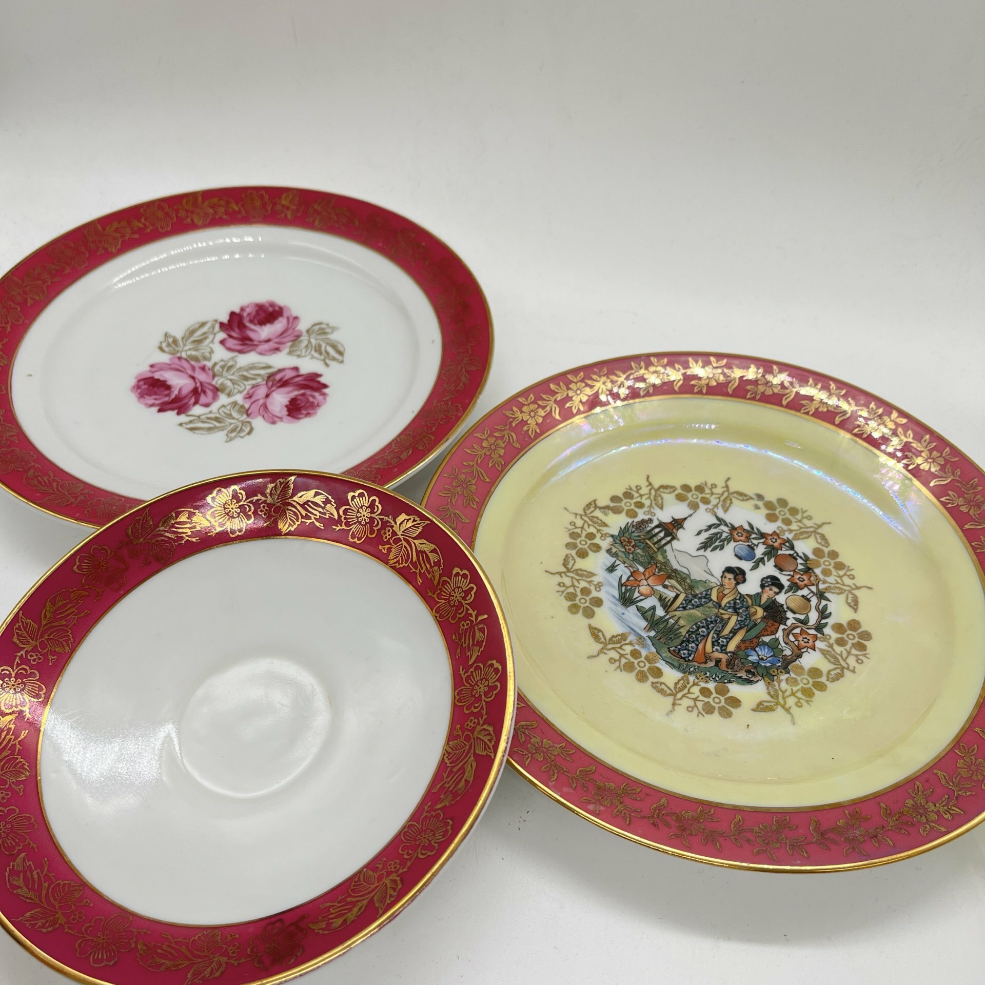 Набор из 2 тарелок и блюдца (в подборе) с цветочным декором и сценкой в стиле шинуазри