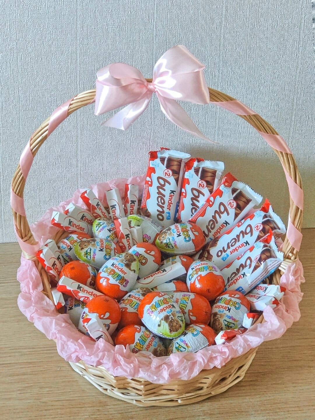 Подарочная корзина с киндерами