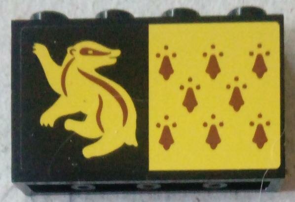 Деталь Lego 14718pb014 Panel 1 x 4 x 2 with Side Supports - Hollow Studs with 8 Red Spires and Yellow Badger on Black Background Pattern (Sticker) - Set 75956