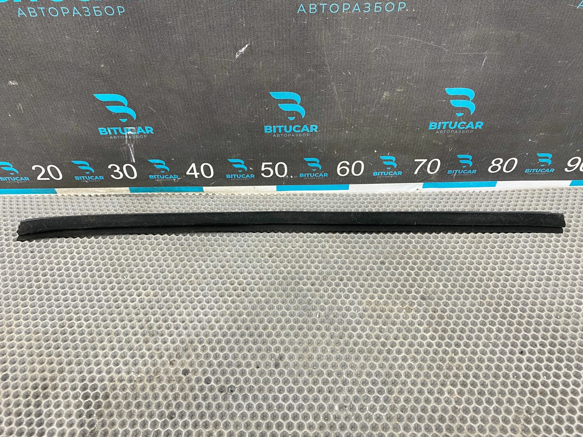 Б/У Уплотнитель стекла двери бархотка задней левой Kia Venga YN (G4FC) 1.6L AT 2012