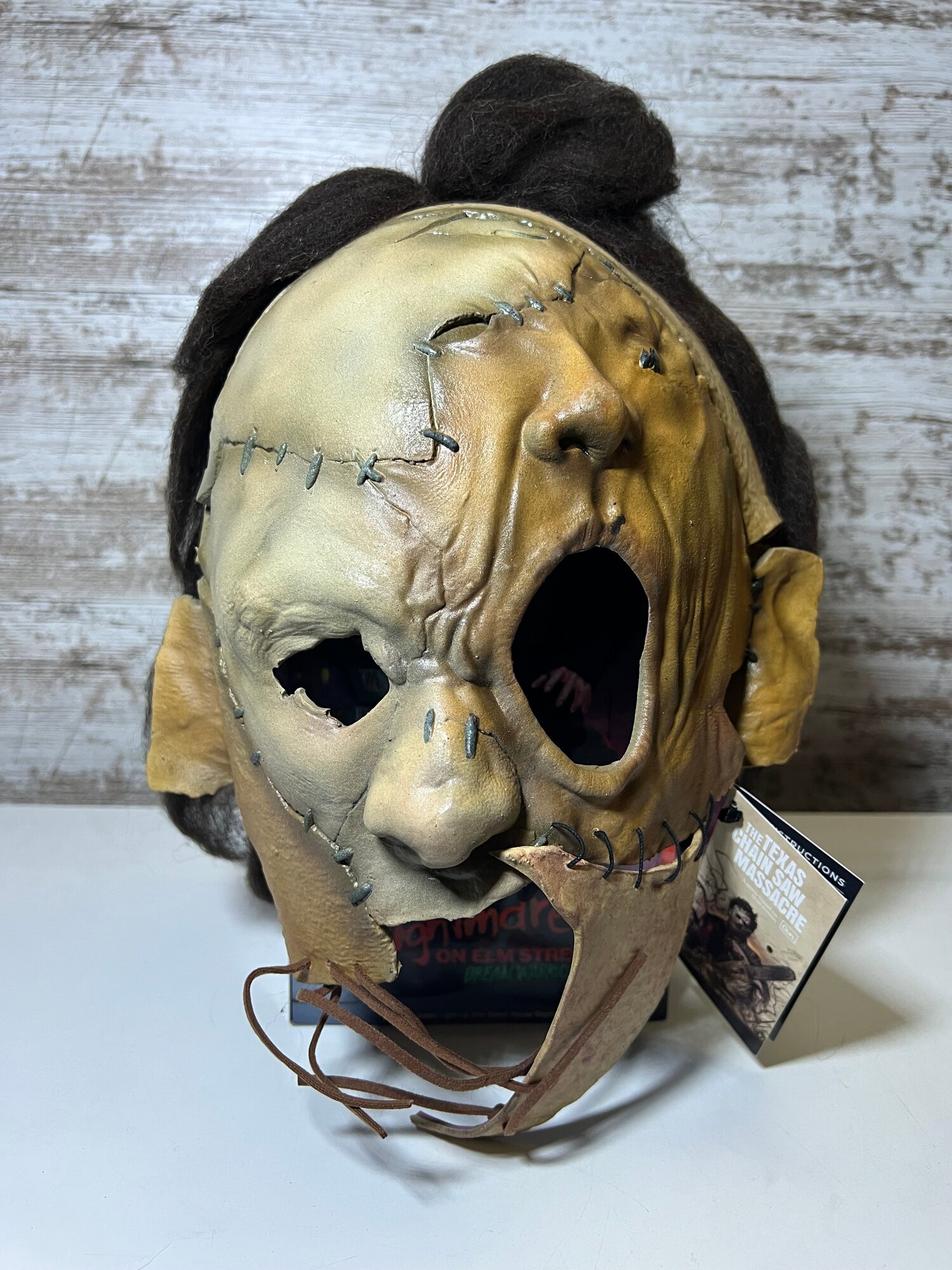 Фигурка Кожаное лицо, Техасская резня бензопилой, в виде маски от Trick or Treat studios, 30 см