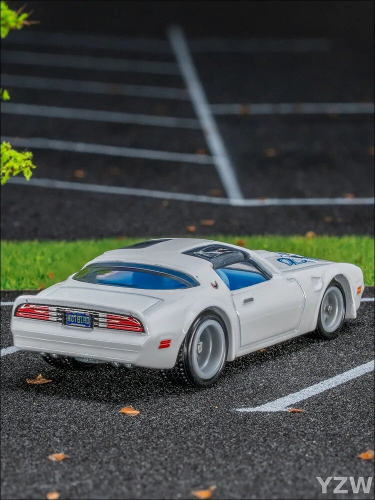 Hot Wheels Premium 77 Pontiac Firebird TA в масштабе 1:64 Игрушечная машинка — фото 1