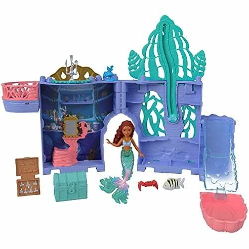 Mattel Замок Ариэль Disney Storytime Stackers - Игровой набор Ariel Grotto с кукольным домиком, маленькая кукла-русалочка, 10 аксессуаров и ручка для переноски во время путешествий, для детей от 3 лет, HPL54