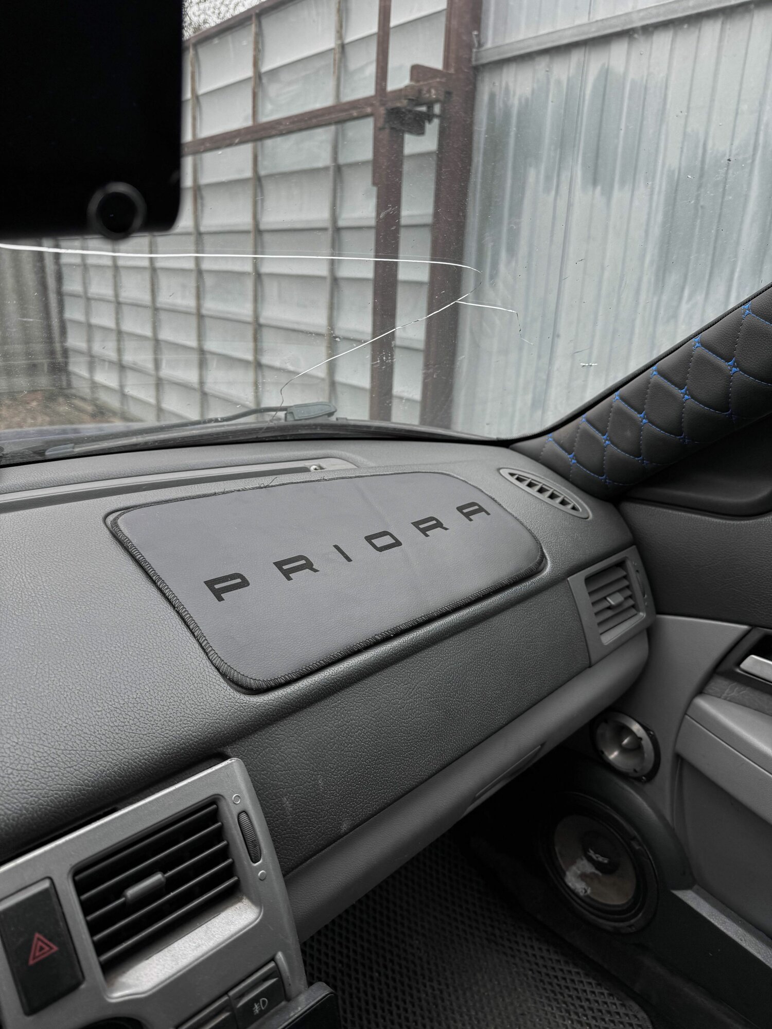Коврик на панель Lada Priora — фото 1