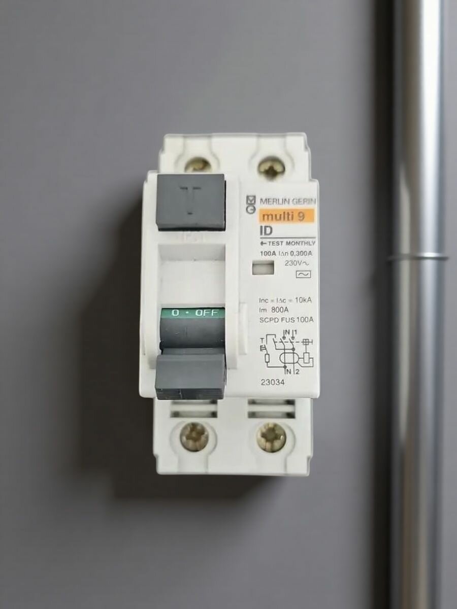 Merlin Gerin ID 2П 100A 300МА 23034 УЗО Multi 9