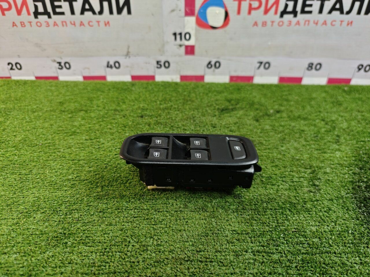 Блок управления стеклоподъемниками Renault Duster 1.4 H5H 2021 (б/у)