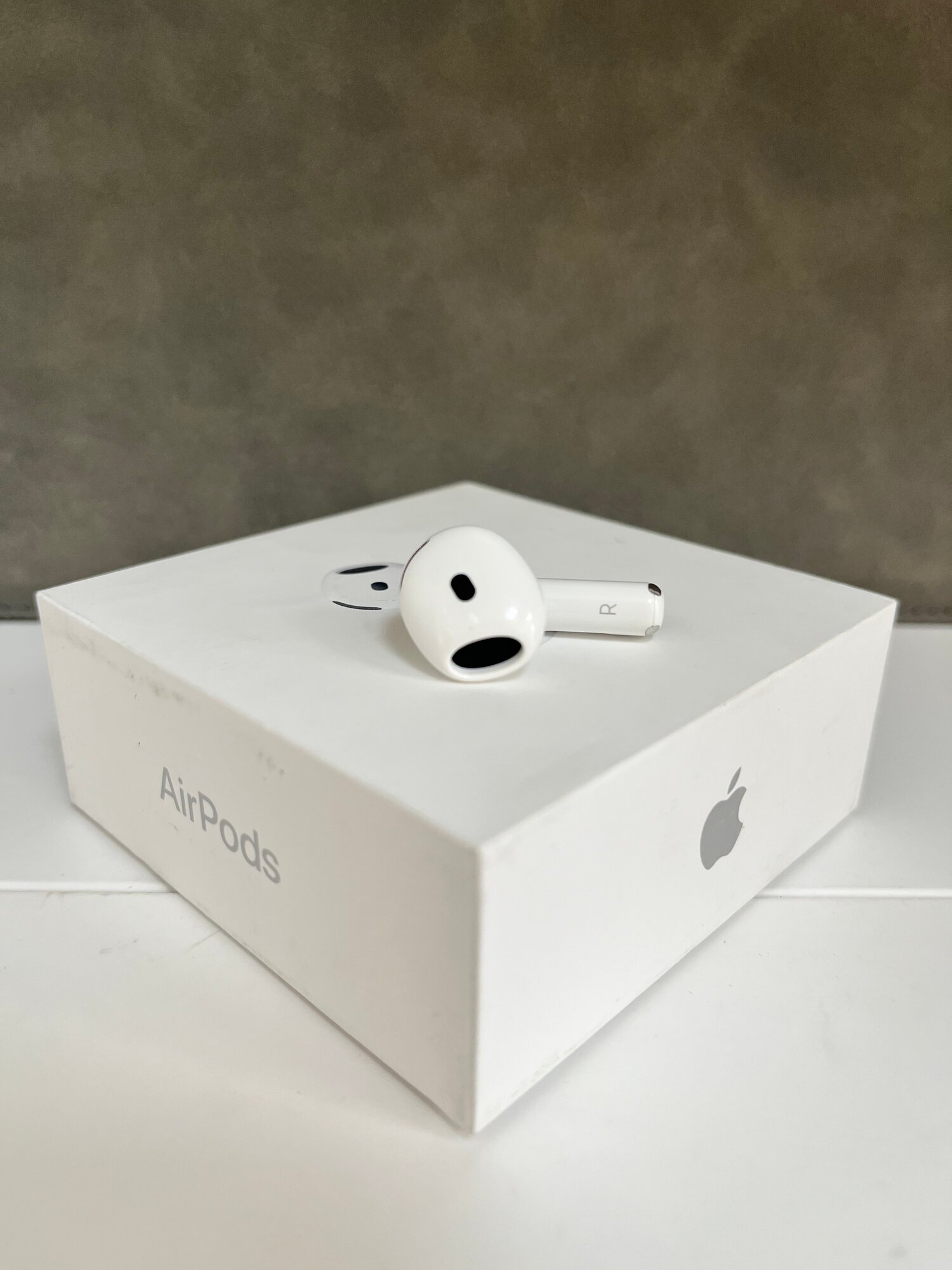 Правый наушник Apple AirPods 4 Right A3050 (оригинал) — замена утерянному, из комплекта MXP63 без шумоподавления