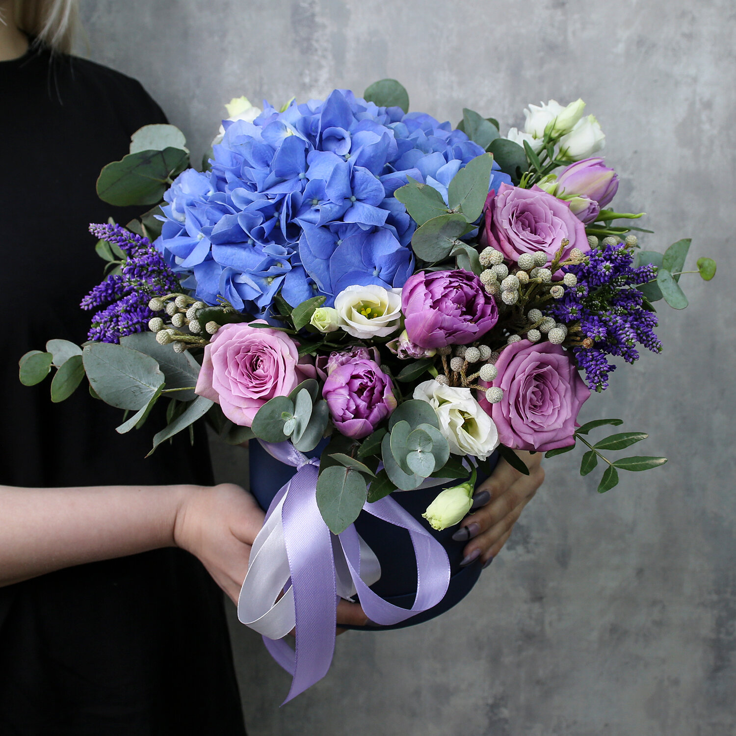 Букет живых цветов Flor-Pro Flowers из фиолетовых роз и тюльпанов «Акварель»