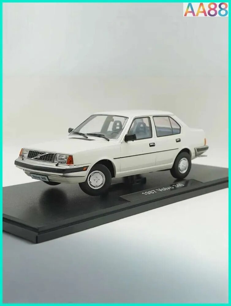 Легкосплавный автомобиль модели Triple9 1/18 1987 Volvo 340 ( серебристым бампером)