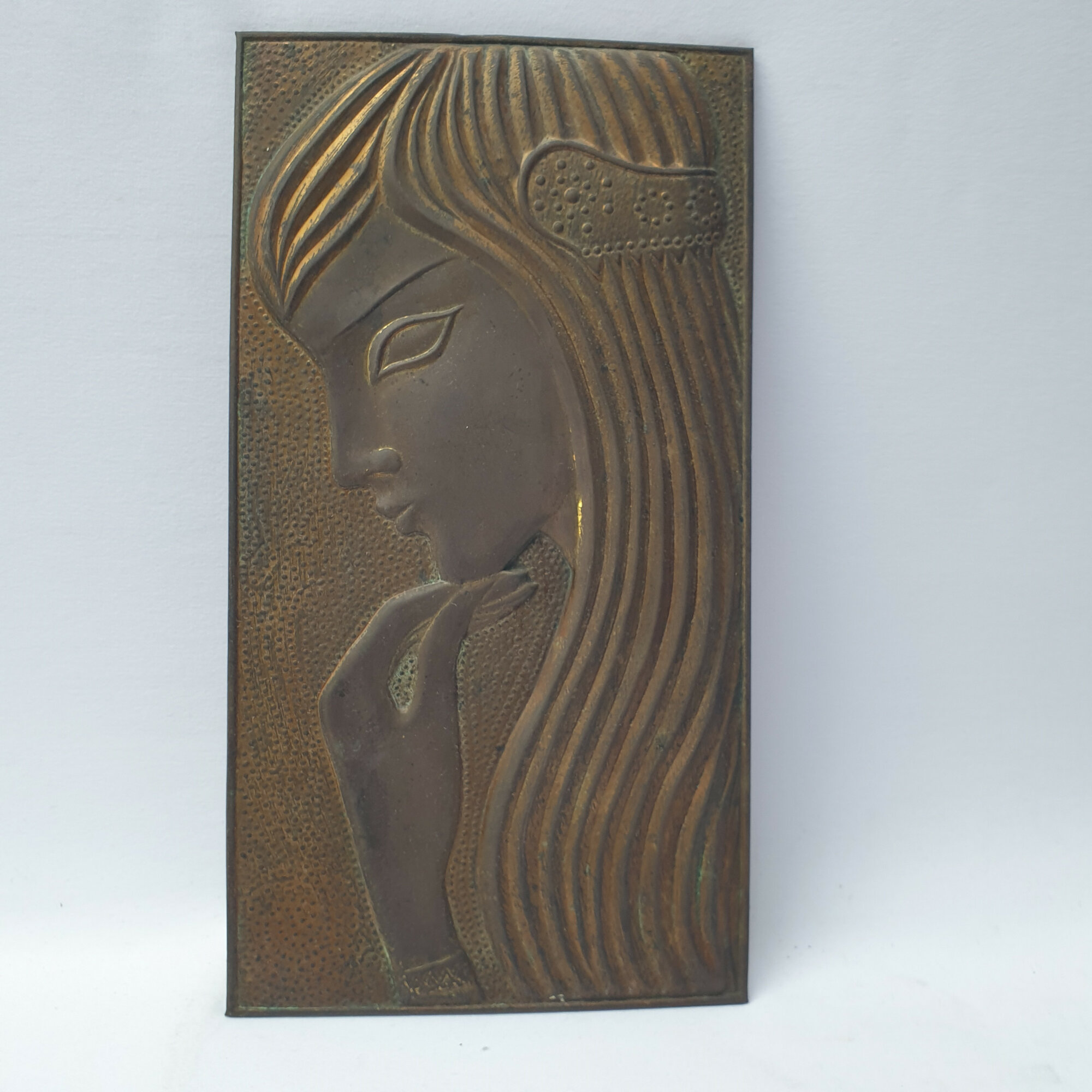 Винтажная чеканка 15х28 см, Девушка с гребнем, СССР
