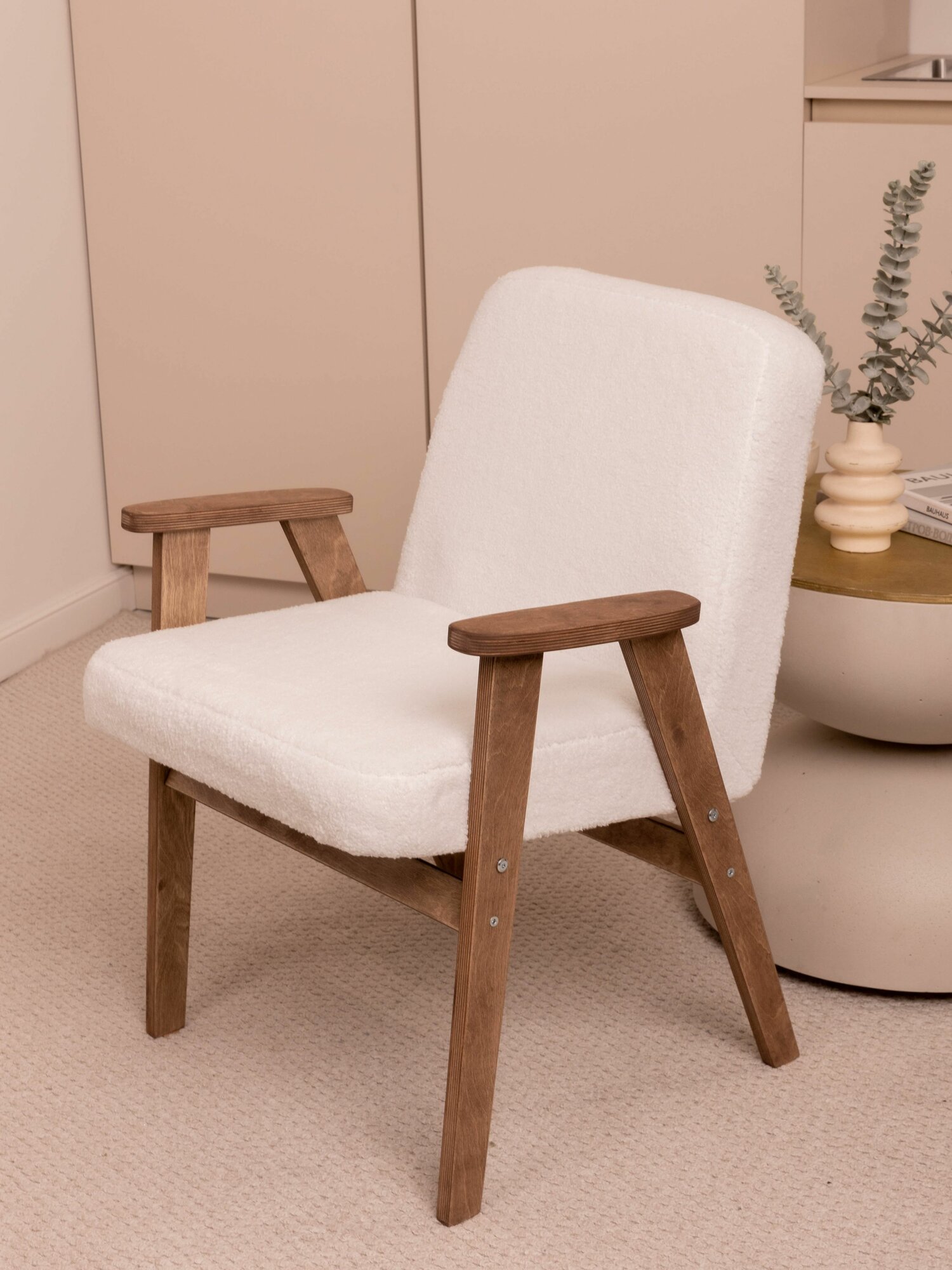 Кресло мягкое для дома и дачи Галант на высоких деревянных ножках с подлокотниками