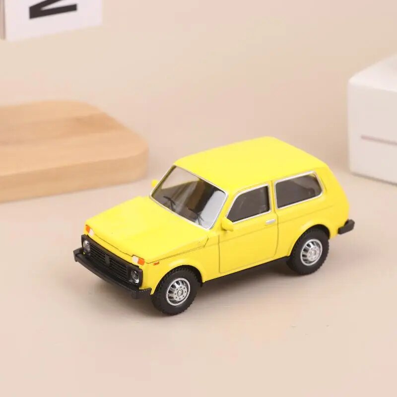 Желтая модель автомобиля 1/43, сплав, ретро