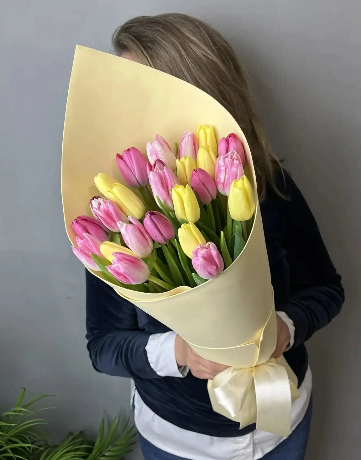 Букет цветов 25 нежных тюльпанов в стильной упаковке / весенний букет живых цветов с доставкой разноцветные тюльпаны