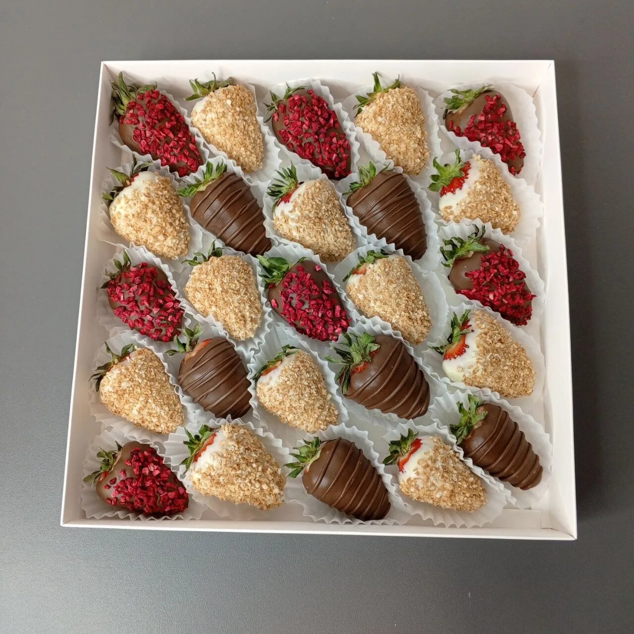 Набор Flowerstorg "Клубника в молочном и белом шоколаде", 25-30 ягод