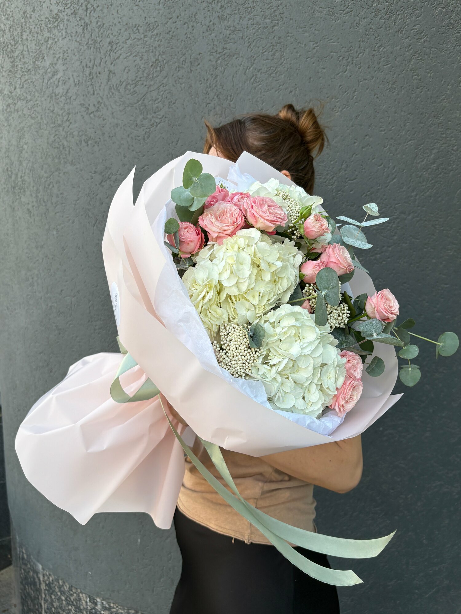 Букет живых цветов "Гортензия и кустовая роза", L, разноцв, 45 см, в бумаге тишью