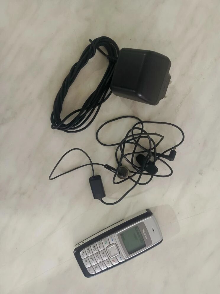 Nokia N1110i (оригинал с комплектом: зарядка и наушник)