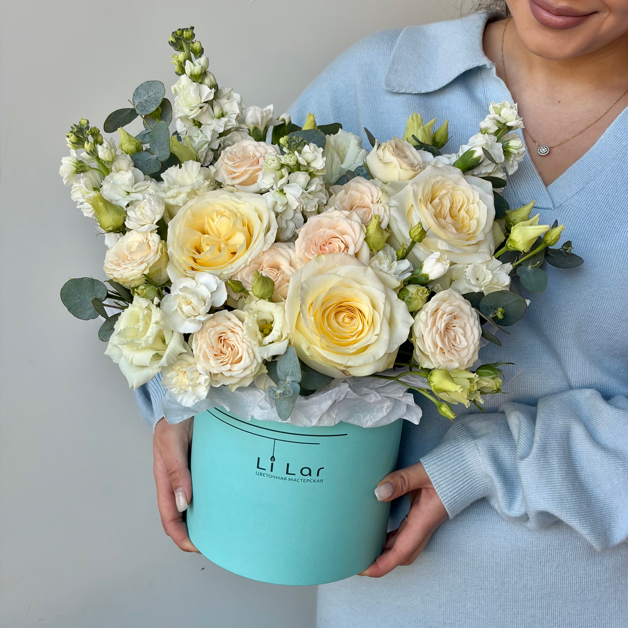 Маттиола, розы и эустома в шляпной коробке #1052