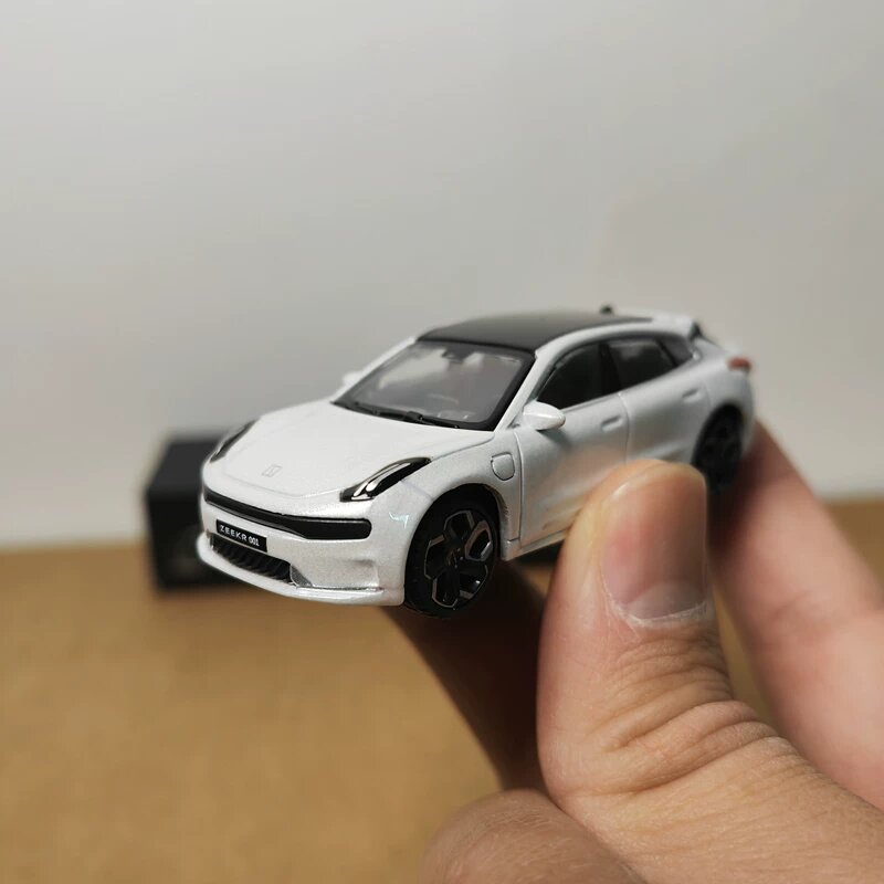 1:64 Масштабная Премиум-Алюминиевая Автомобильная Модель Zeekr 001 в Белом Цвете, Подлинная Коллекционная Сборка для