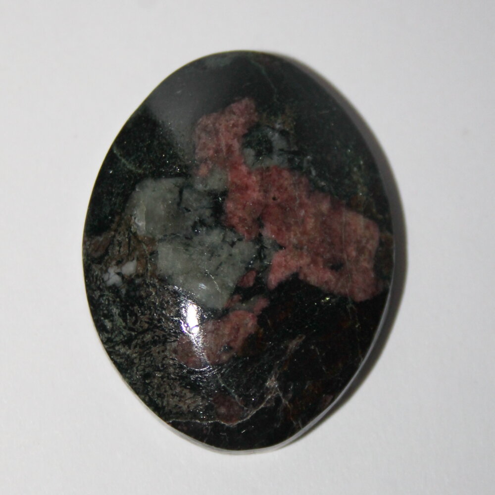 Кабошон эвдиалит, ювелирная вставка, 33х25х3 мм, Кольский полуостров, "True Stones"