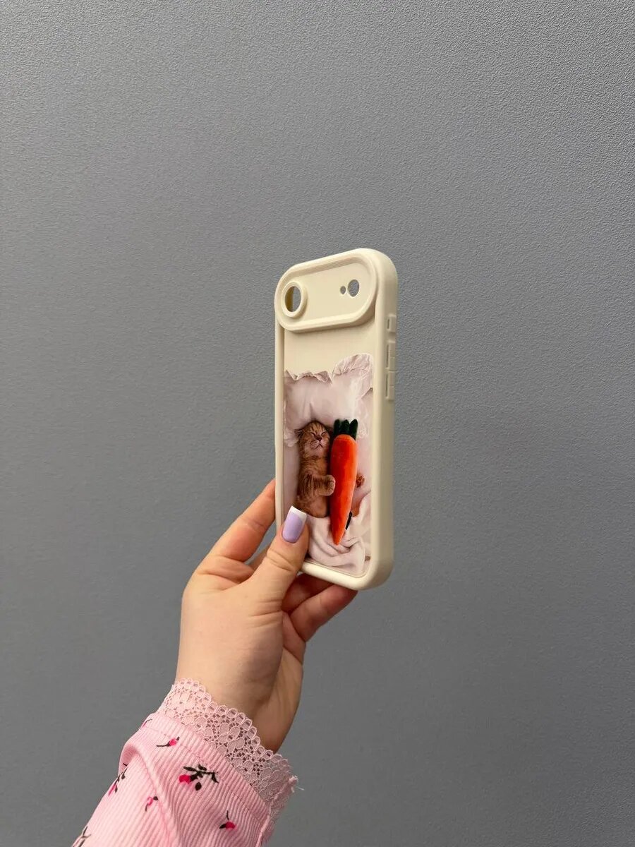 Чехол на Iphone 17 Air , цвет бежевый , принт "Котик и морковка" . — фото 1
