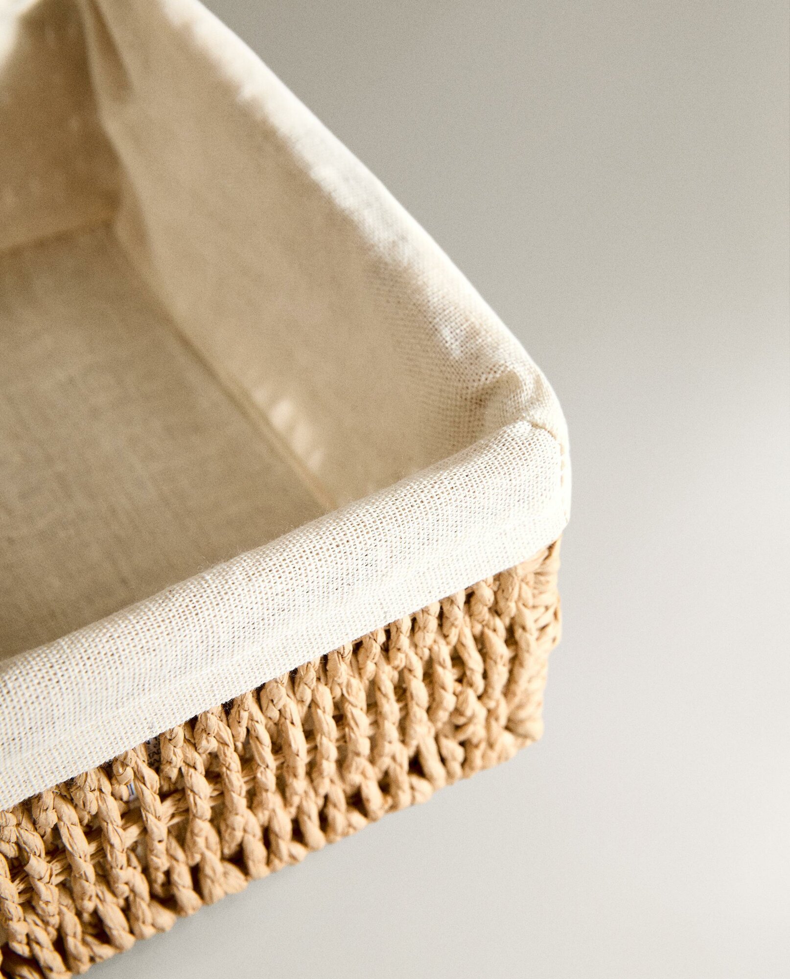 Корзина с крышкой и хлопковой подкладкой, 12.5 x 23 x 23 cm , beige. Бренд - Zara Home