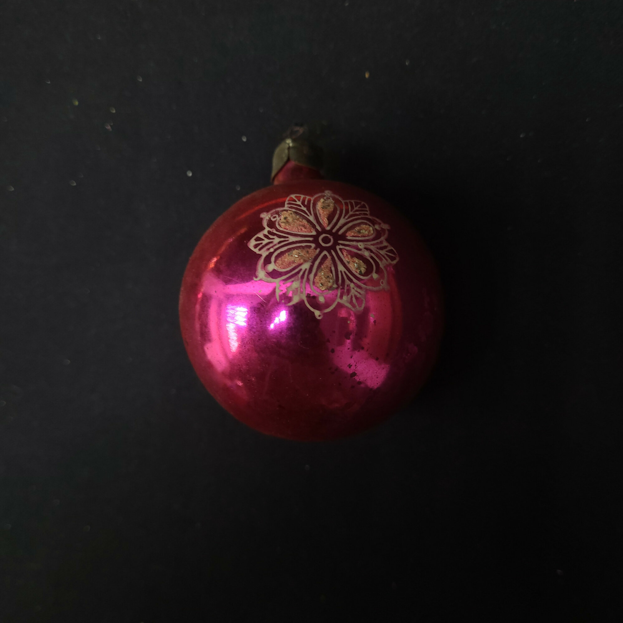 Елочная игрушка винтажная, СССР. Стеклянный шар малинового цвета с цветочным узором