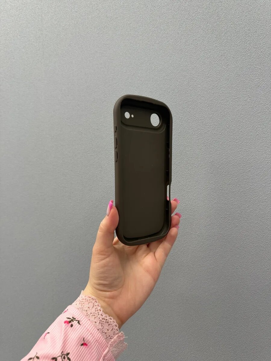Чехол на Iphone 17 Air, цвет коричневый , крепко приклеены фигурки. — фото 1