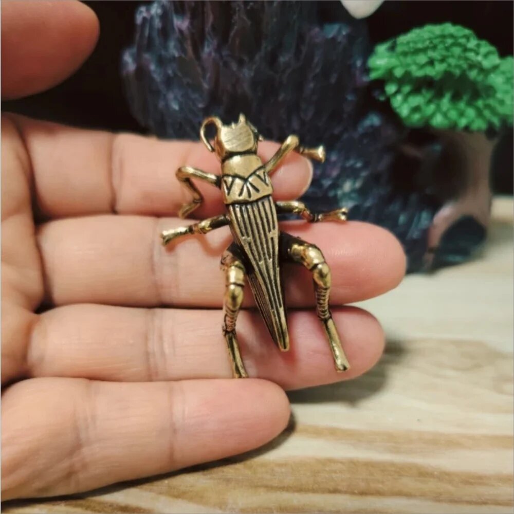 Латунная фигурка кузнечика