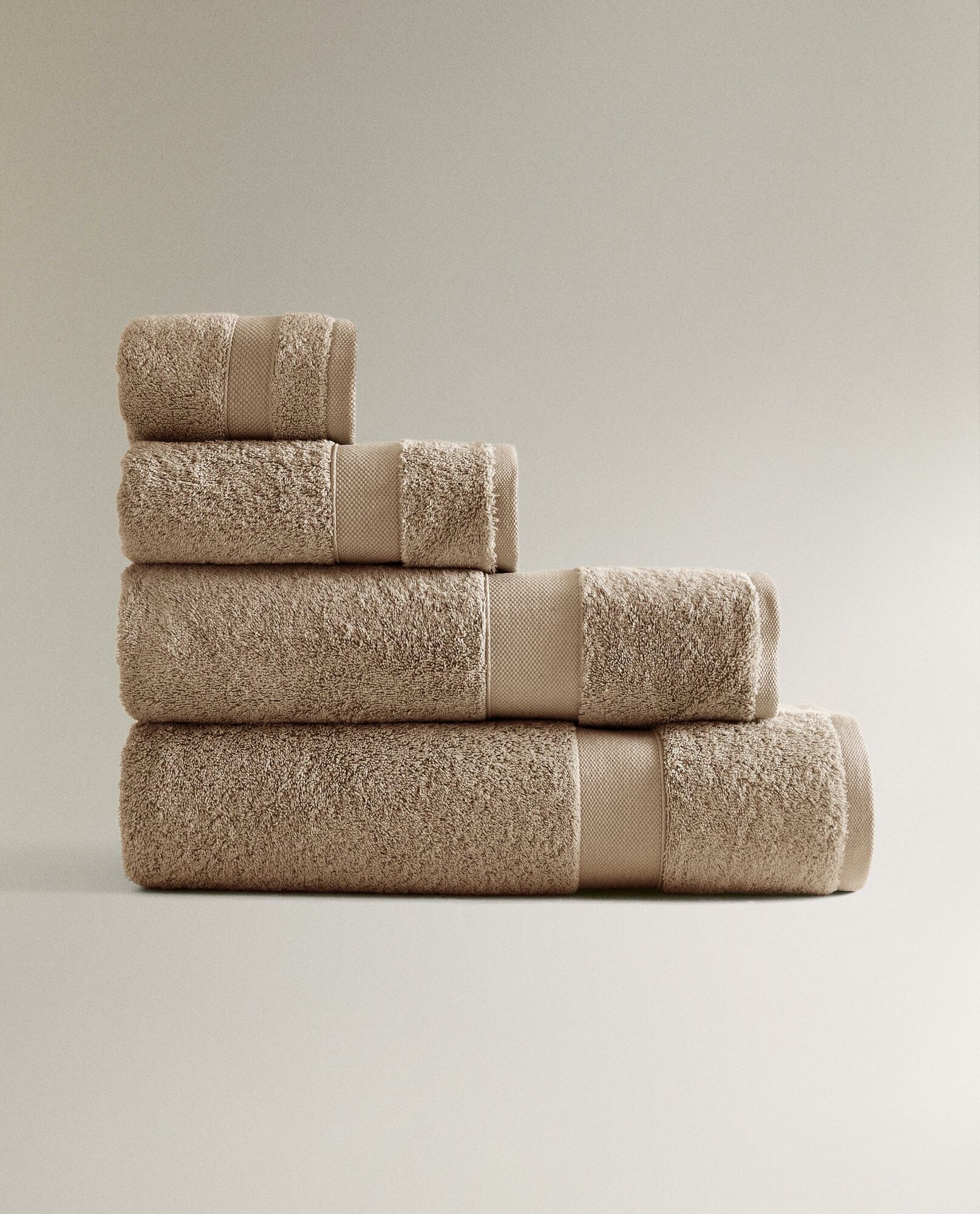 Банное полотенце Premium из хлопка (600 г/м²), 90 x 150 cm , темно-синий/бежевый/красный. Бренд - Zara Home