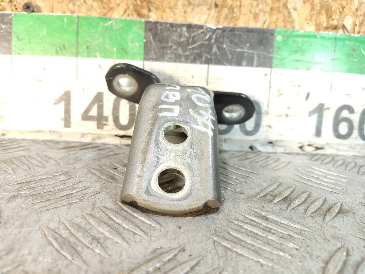 Петля двери передней правой верхняя TOYOTA Corolla e150 6871012151