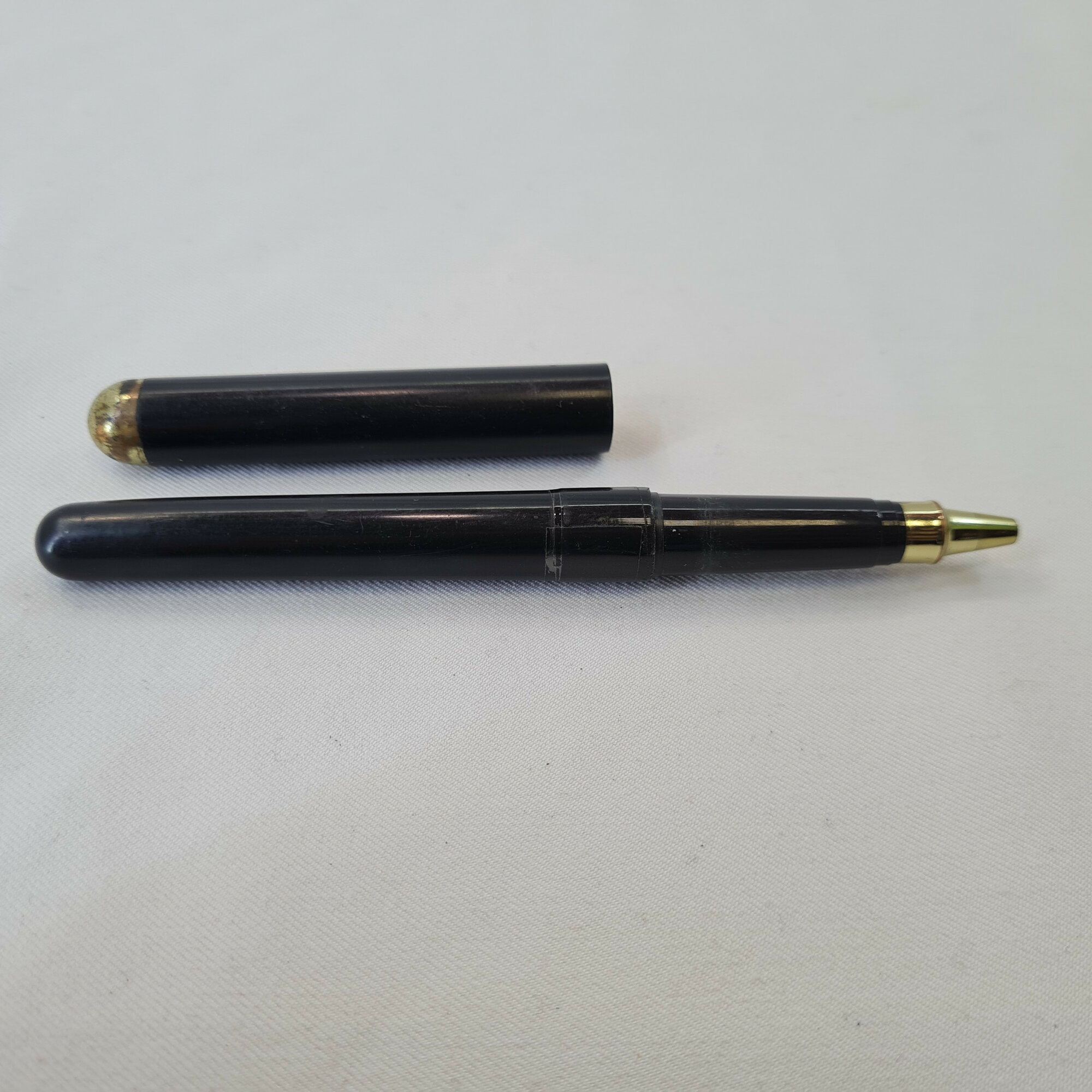 Ручка шариковая винтажная, СССР. Черный корпус с колпачком, пластмасса и металл
