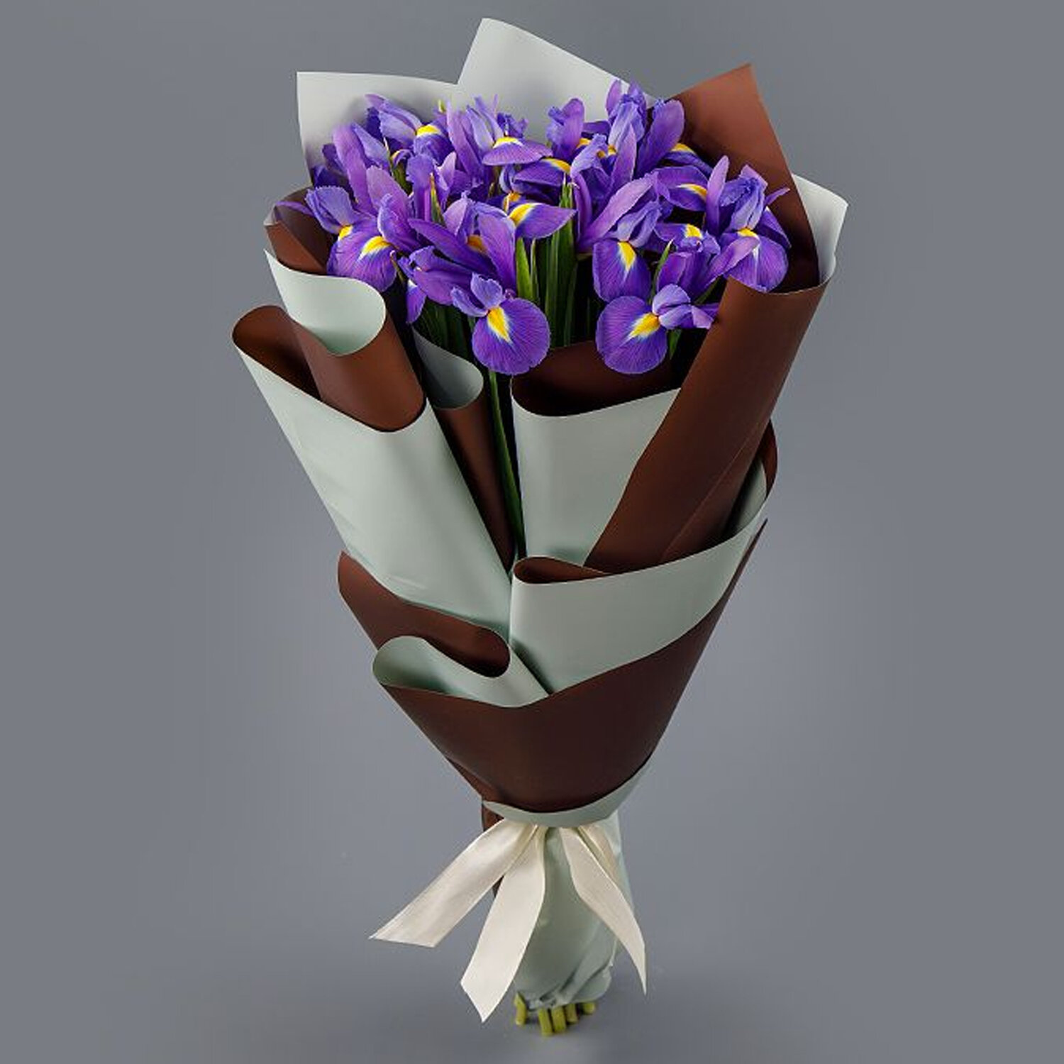 Букет живых цветов Flor-Pro Flowers из 15 синих ирисов в дизайнерской упаковке