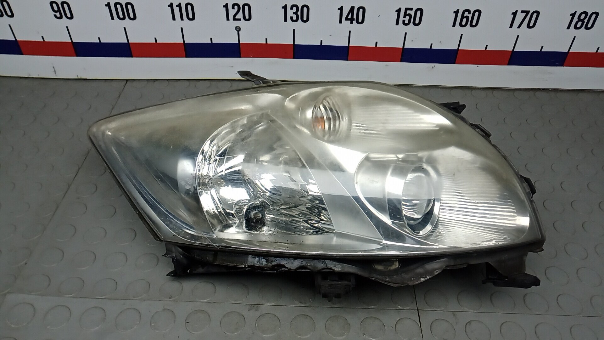 Фара правая TOYOTA AURIS E150