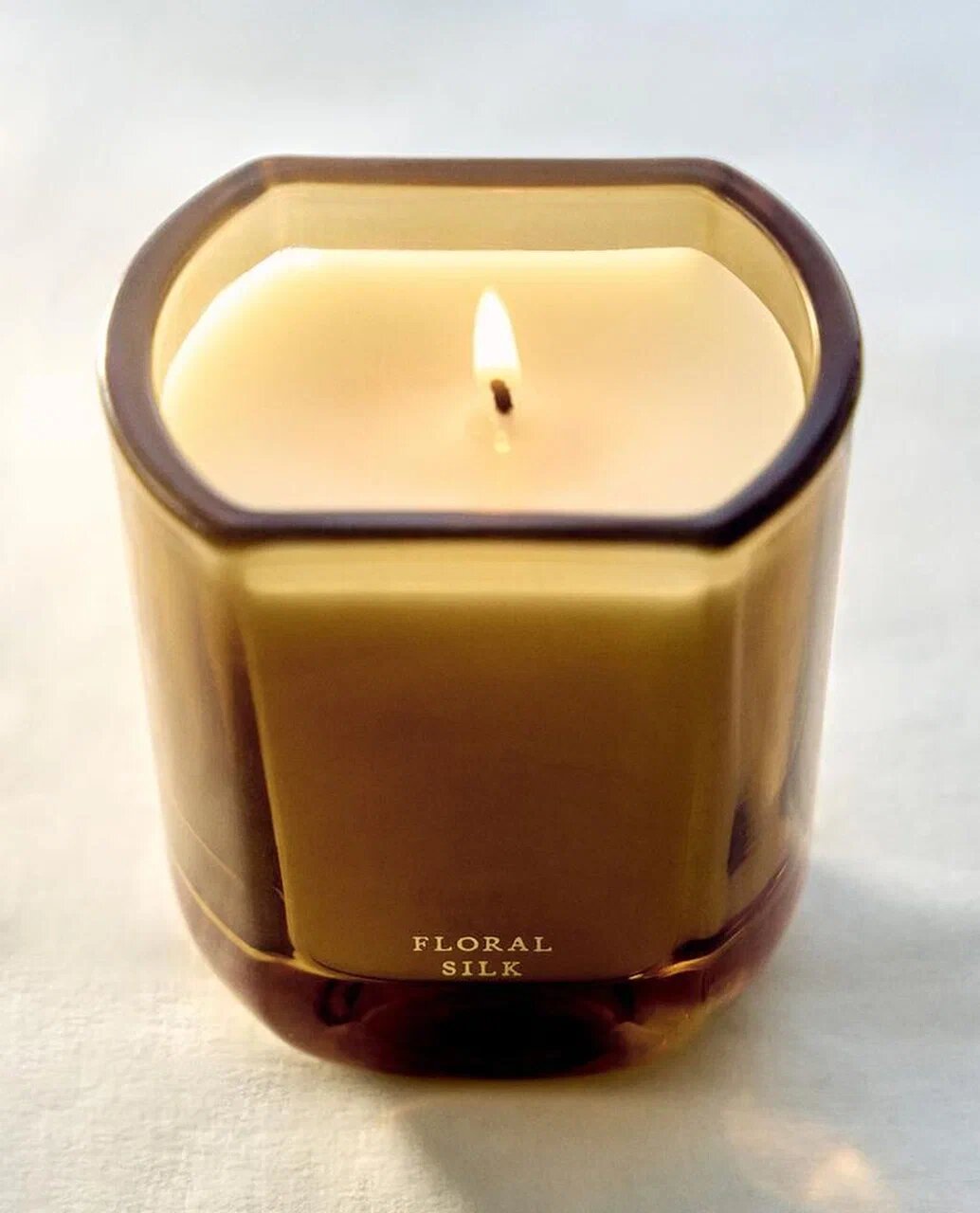 Ароматическая свеча ZARA HOME 3462/705/100 - аромат FLORAL SILK (220 г), бежевый