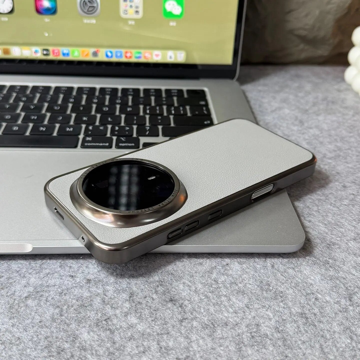 Белый чехол для iPhone 15 Pro с текстурой личи