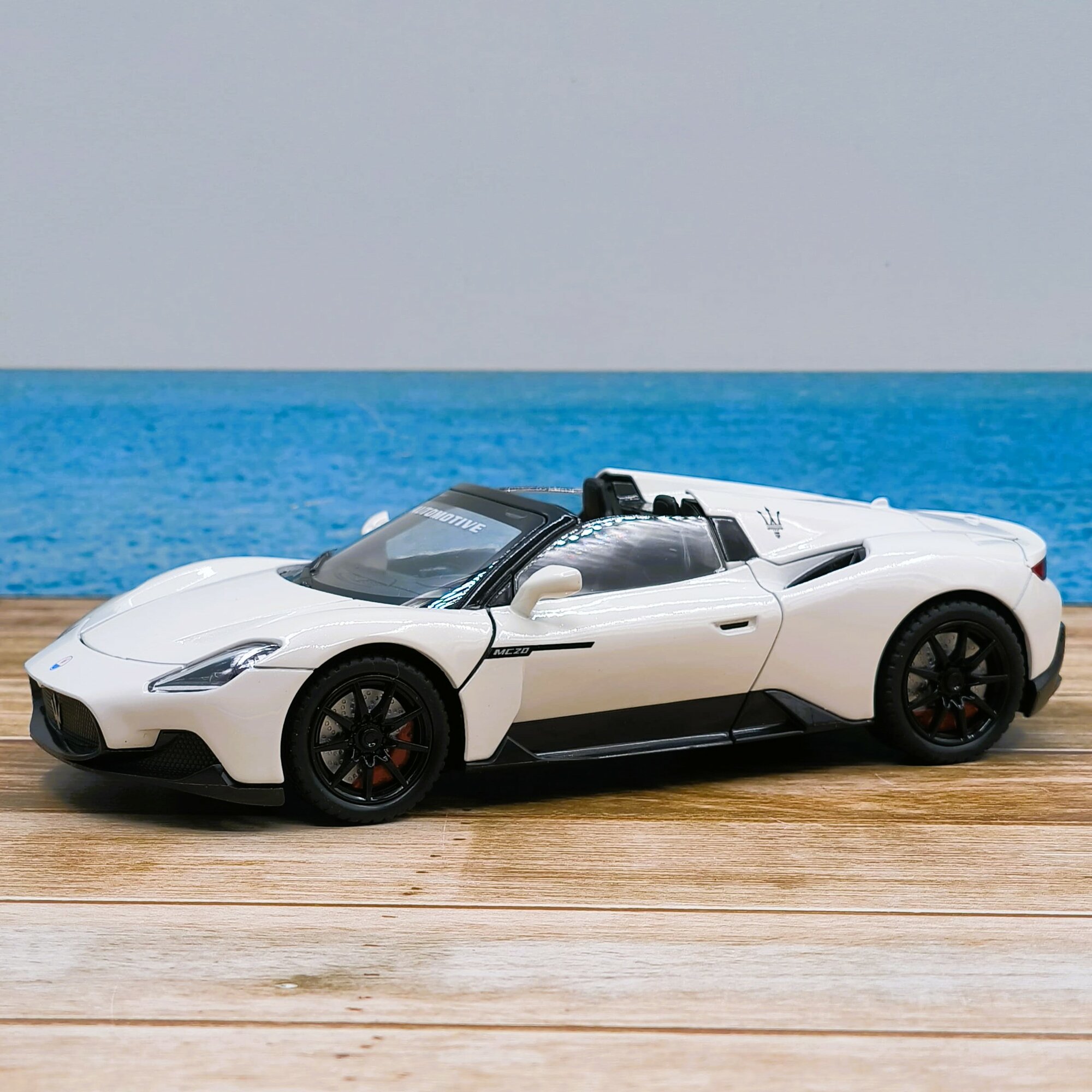 Металлическая машинка Maserati MC20 Кабриолет с световым и звуковым сопровождением. масштаб 1:24