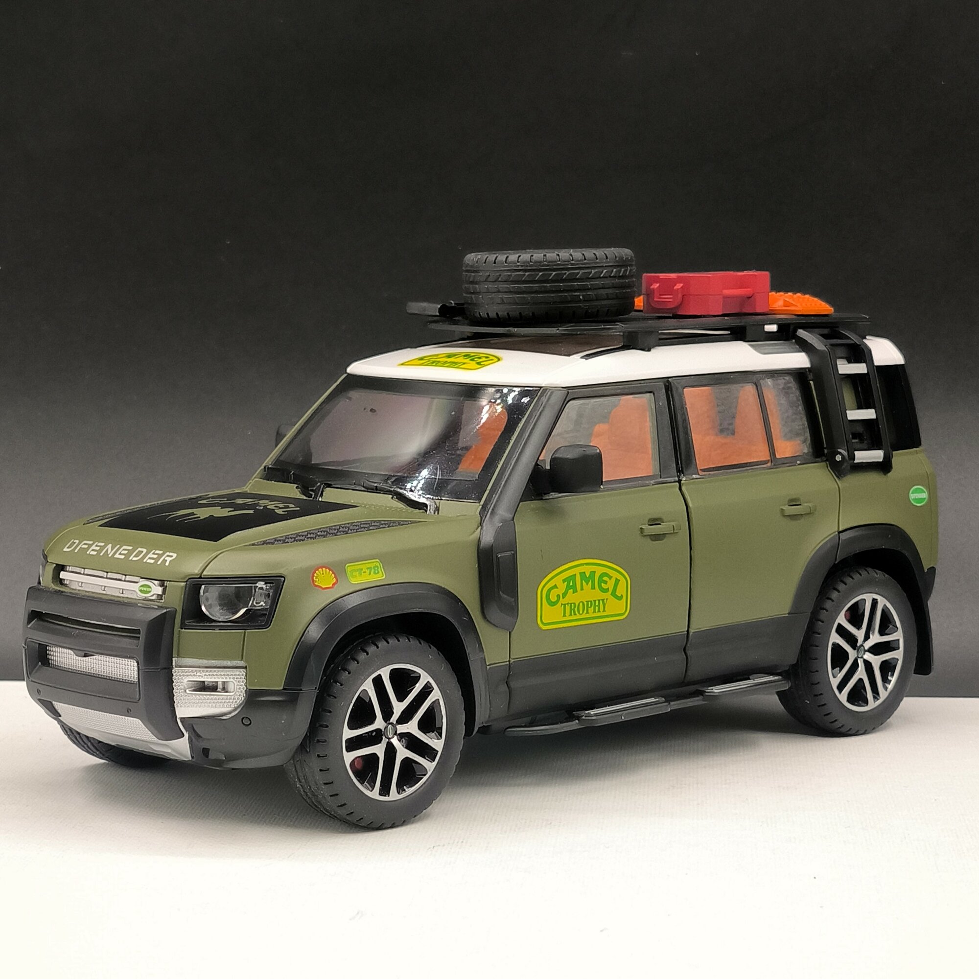 Машинка Land Rover Defender, масштаб 1:24, со световыми и звуковыми эффектами