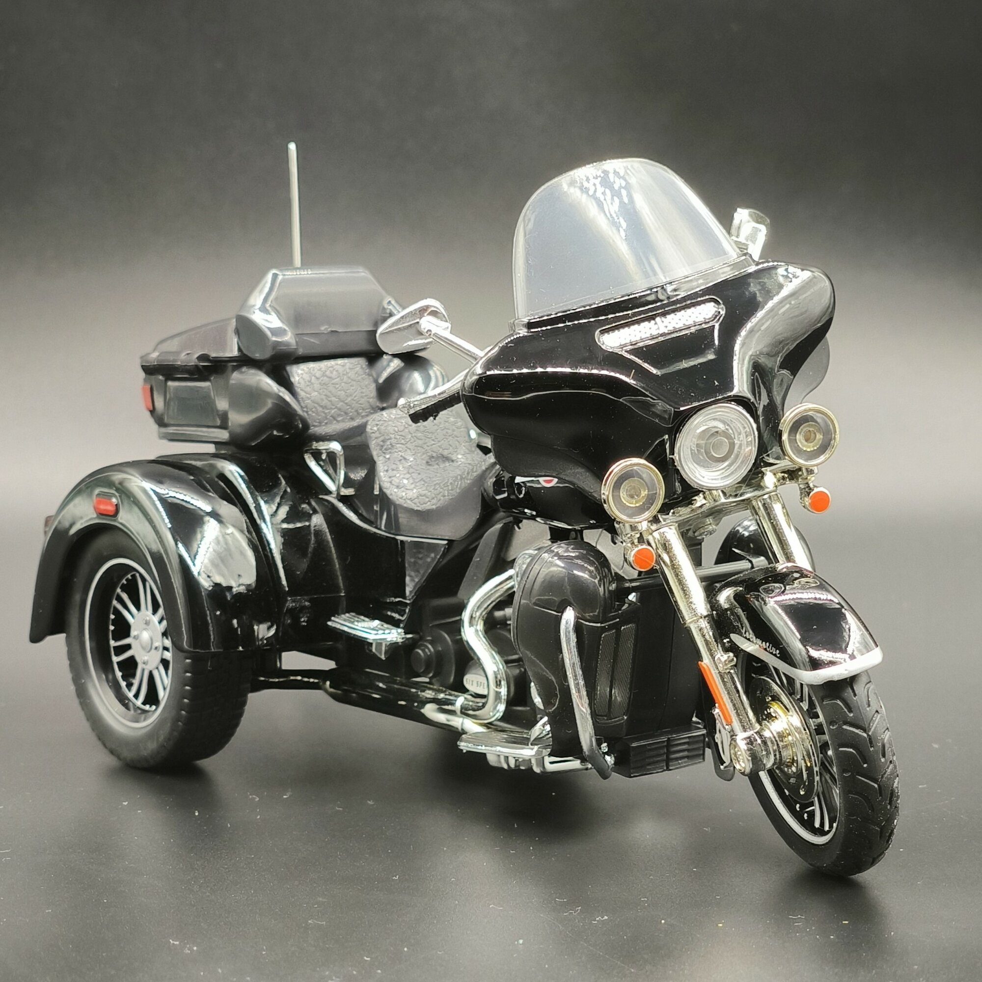 Металлический мотоцикл Harley-Davidson Tri Glide Ultra Classic с световым и звуковым сопровождением. Масштаб 1:12