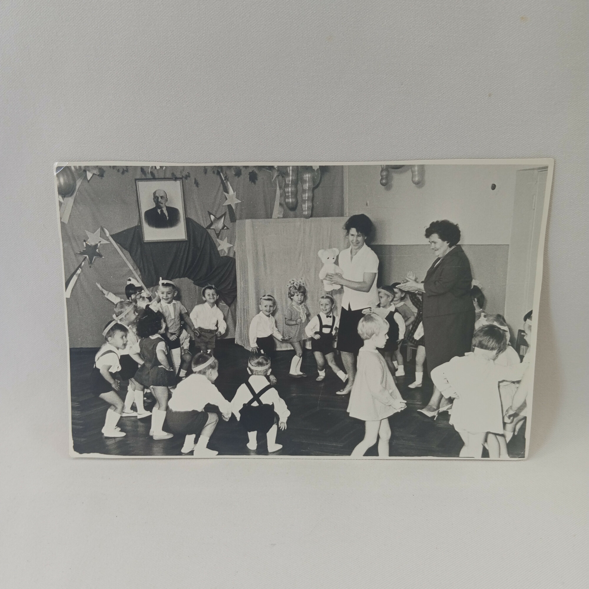 Фотография винтажная, СССР. Черно белый снимок детского утренника с портретом Ленина