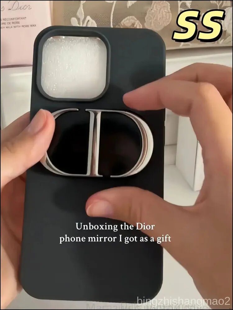 Эксклюзивный держатель с зеркалом Dior для смартфона