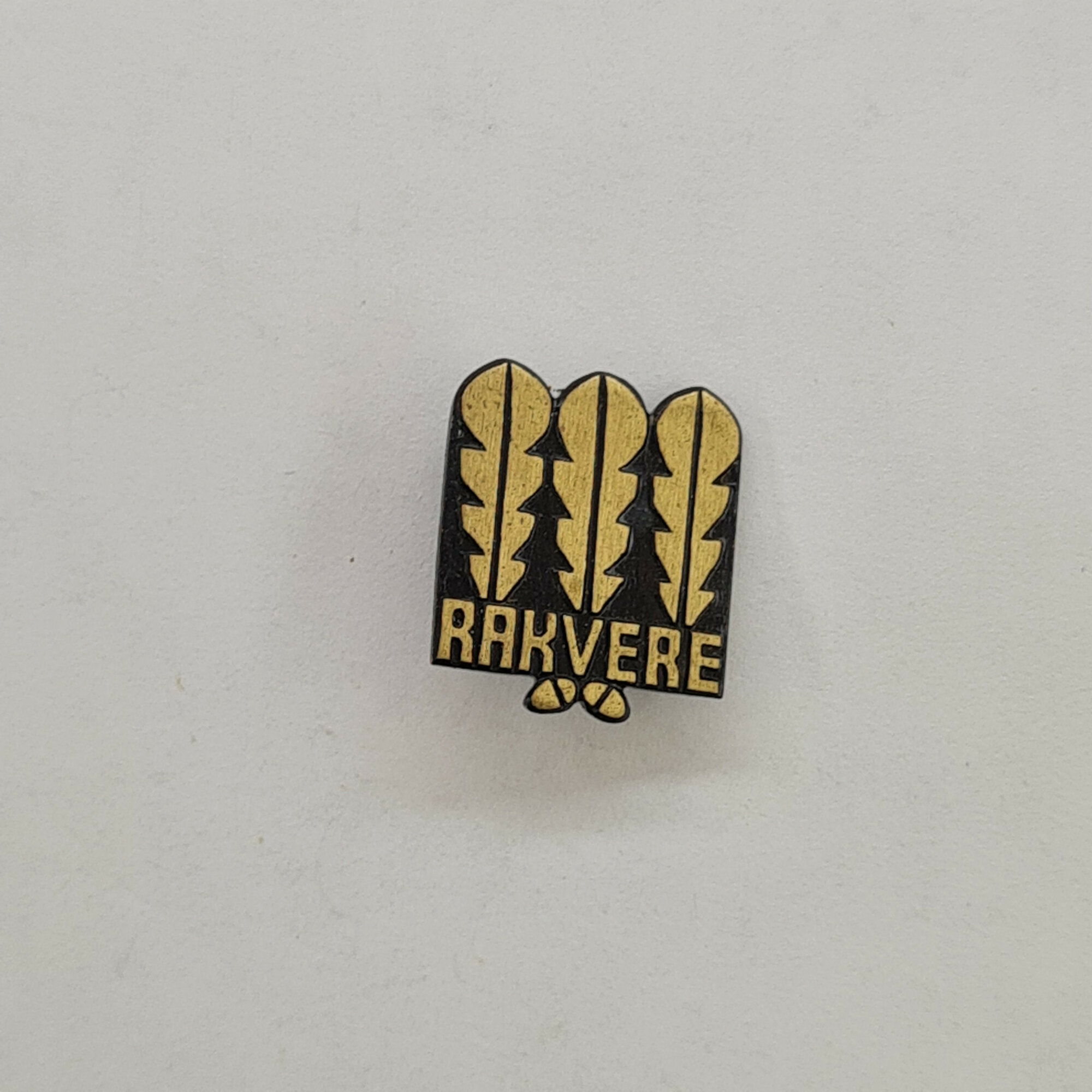 Значок СССР. Три желтые стилизованные перья и надпись Rakvere. Винтажный значек.