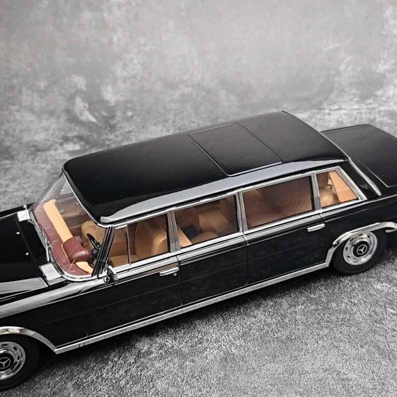 Масштабная модель автомобиля Pullman 1:18 — фото 1