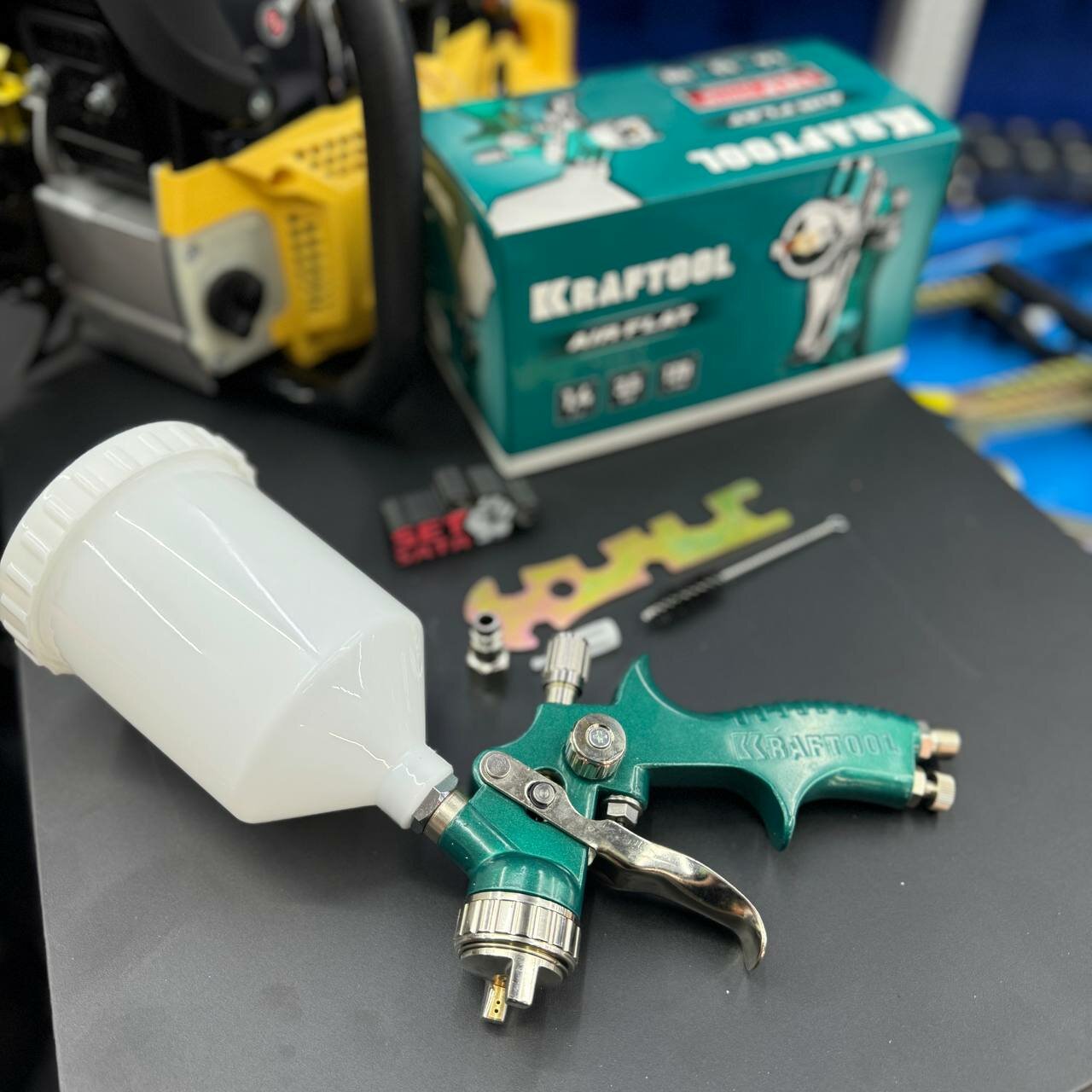 Пневматический краскопульт c верхним бачком KRAFTOOL AirFlat LVLP, 06524-1.4