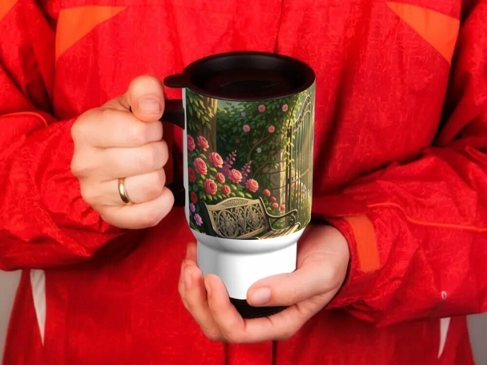 Тремокружка для авто с принтом "Садовая аллея с цветочной аркой. Живописный английский сад в мягких солнечных лучах: кованые ворота, каменная дорожка, пышные розы и белые." 0.5 л.