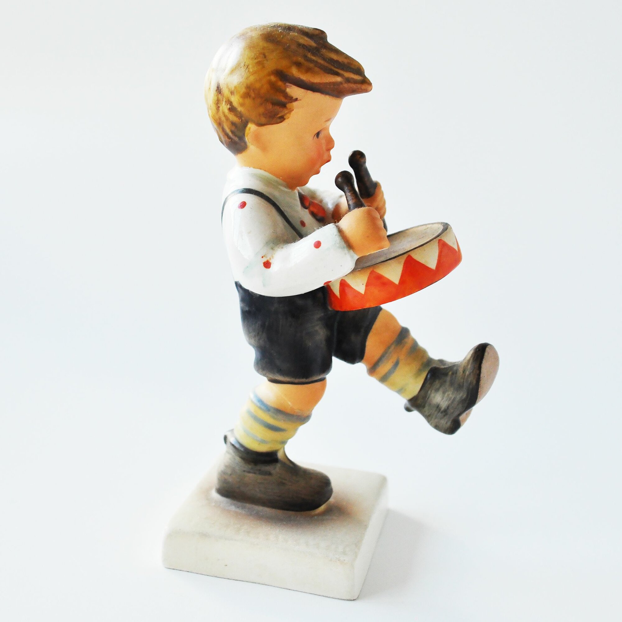 Коллекционная статуэтка "Юный барабанщик". После реставрации. Фарфор, ручная роспись. Германия, Goebel-Hummel, 1957-60 гг.
