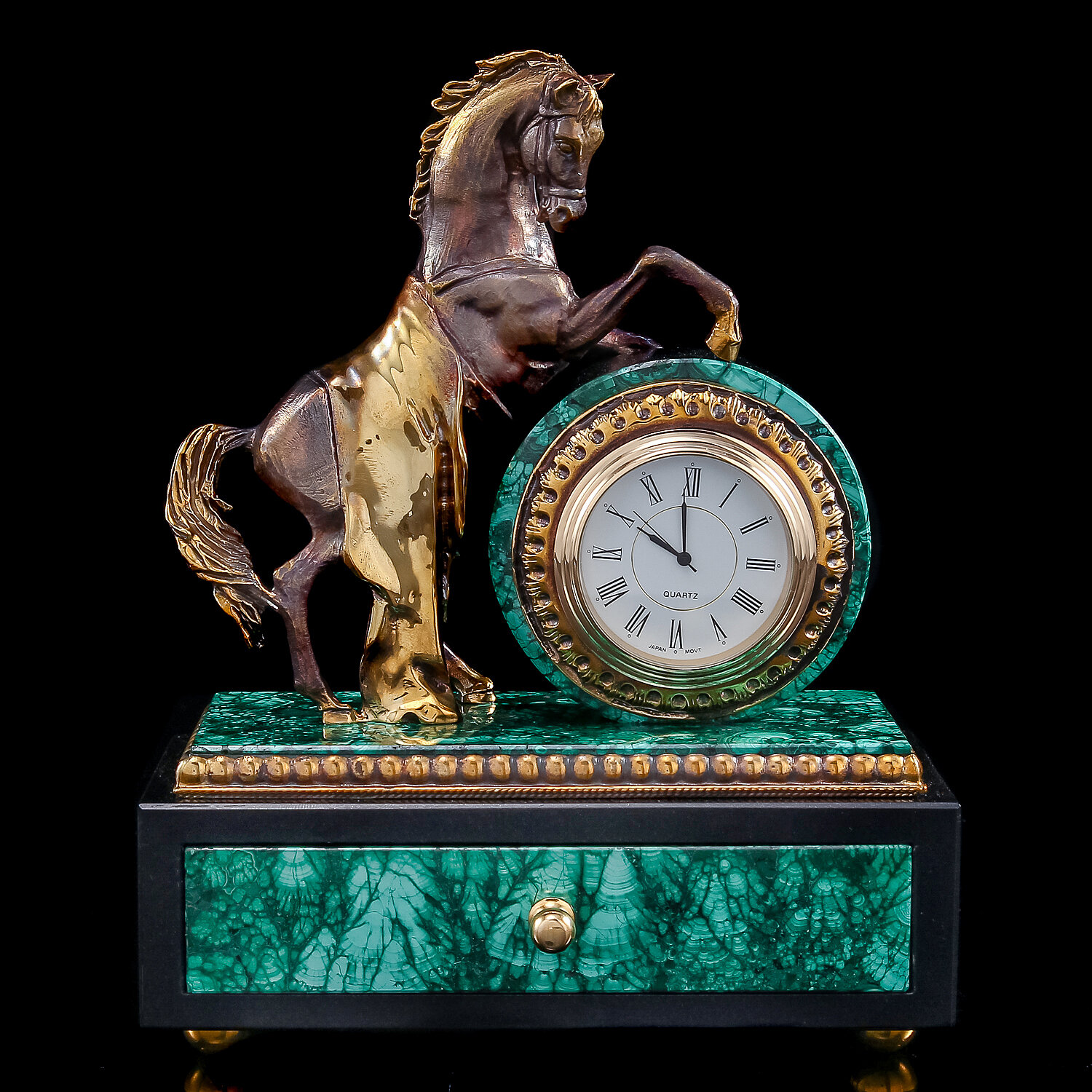 0070184 Нат. камень Часы со шкатулкой "Конь с попоной" малахит 3200527ст